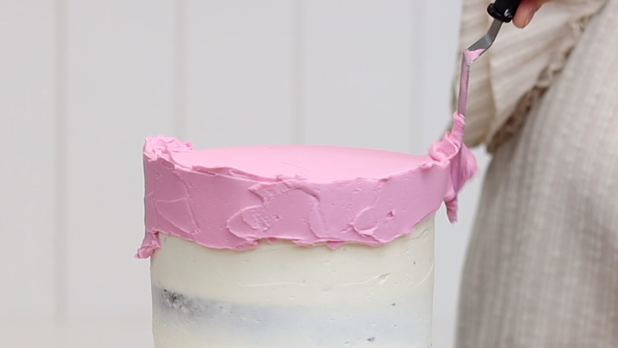 5 Hacks for Smooth Frosting on Cakes - British Girl Bakes