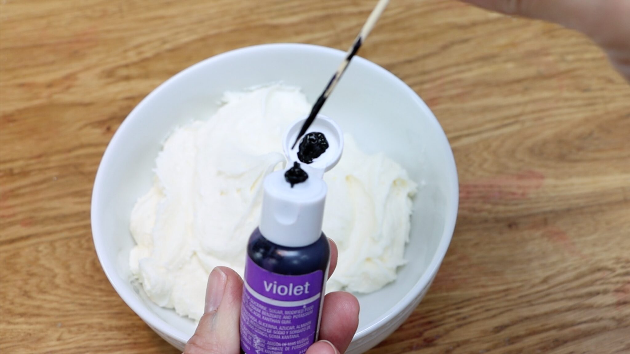 4 Hacks for White Buttercream Frosting - British Girl Bakes