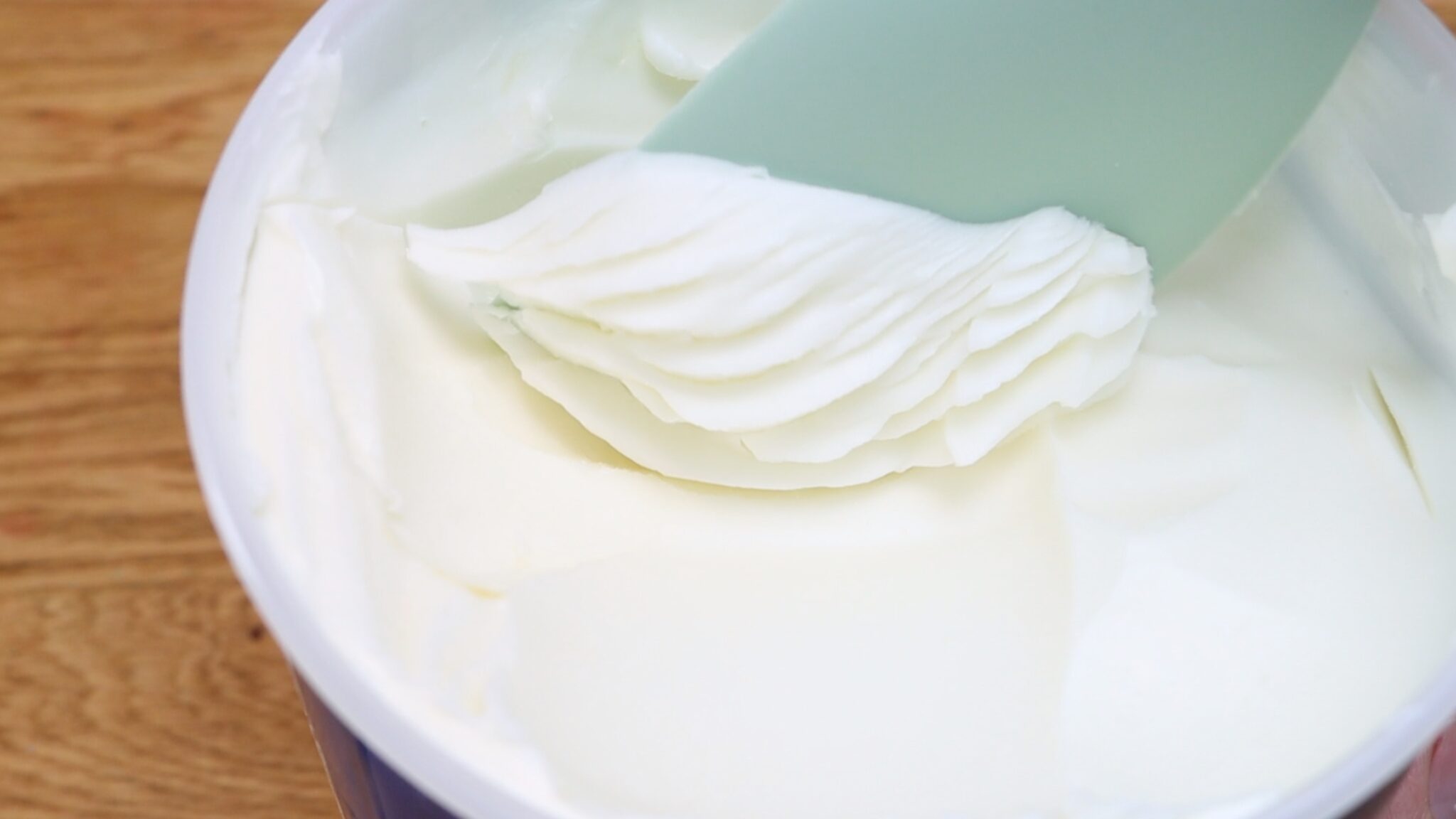 4 Hacks for White Buttercream Frosting - British Girl Bakes