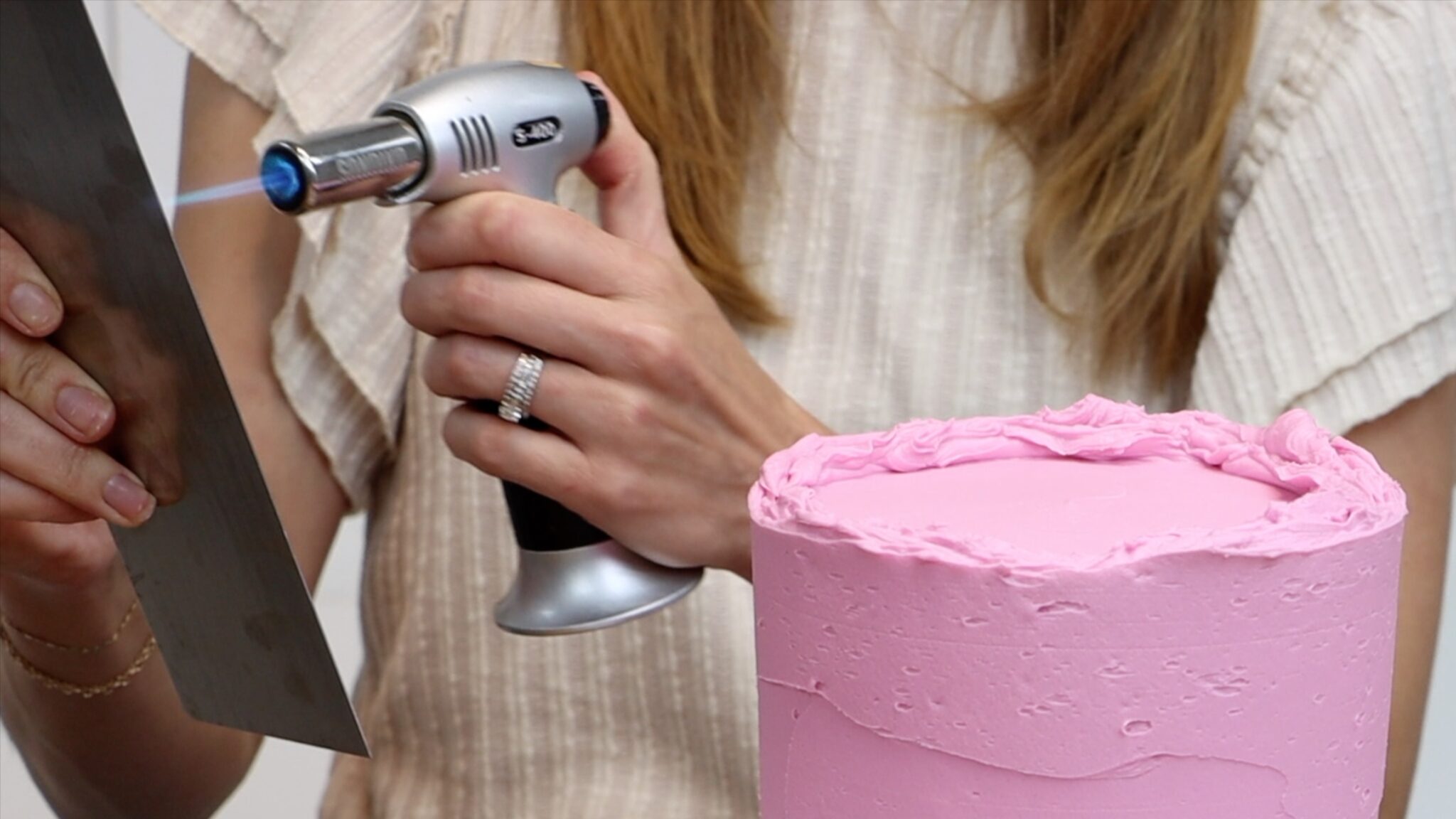 5 Hacks for Smooth Frosting on Cakes - British Girl Bakes