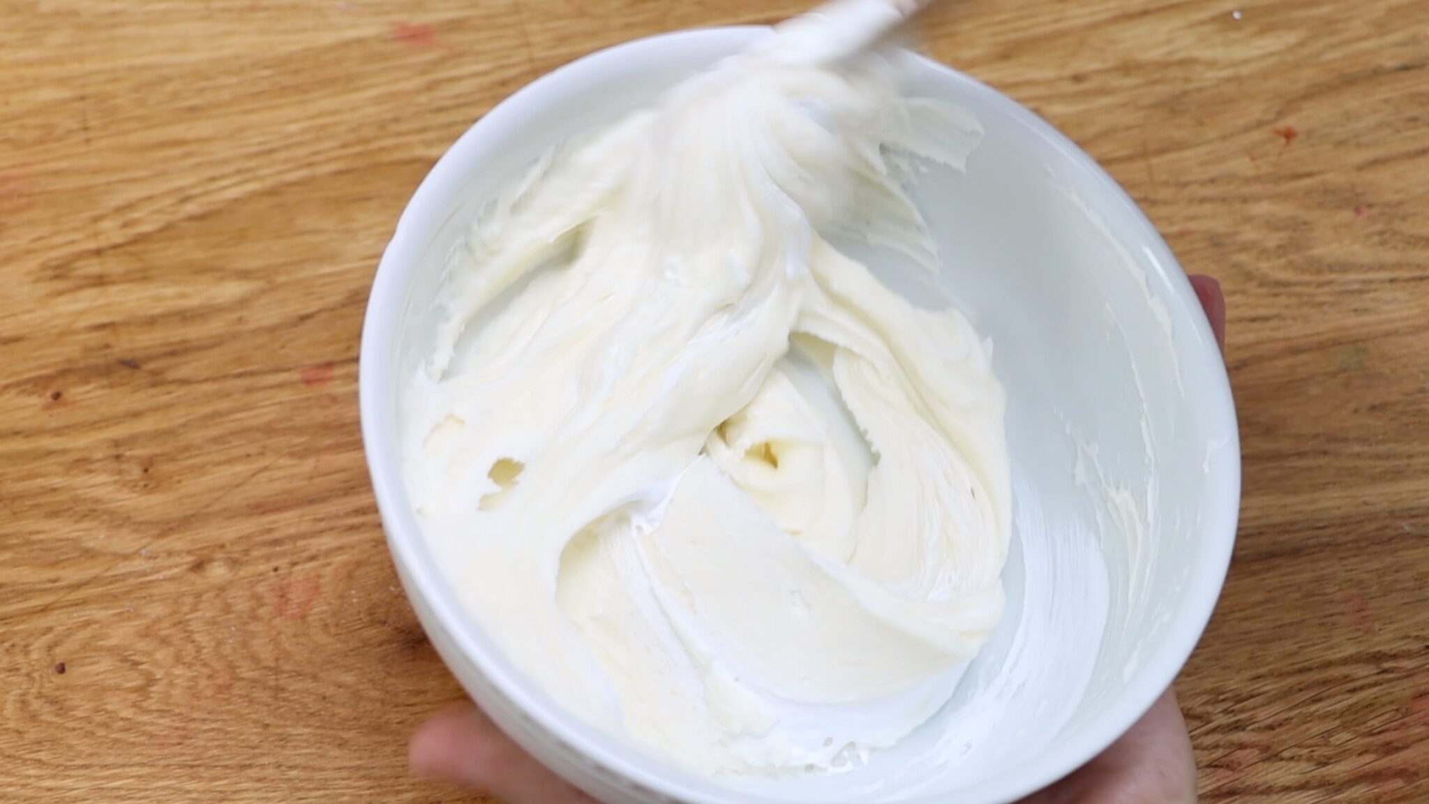 4 Hacks for White Buttercream Frosting - British Girl Bakes