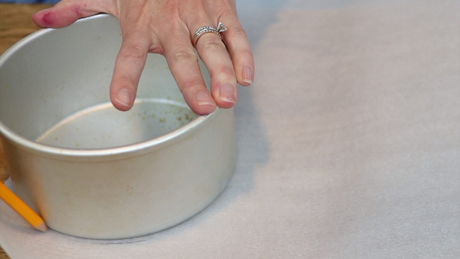 10 Smart Cake Decorating Hacks - British Girl Bakes