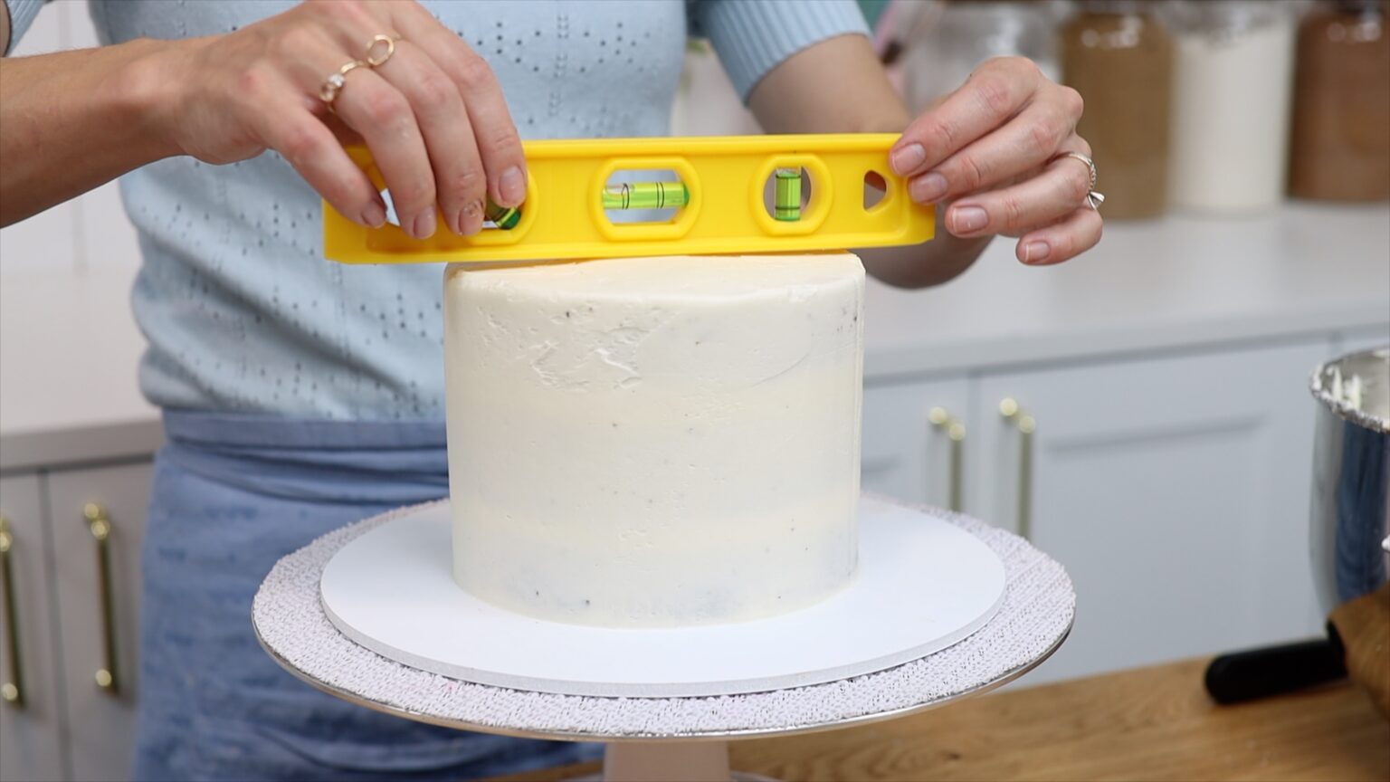 10 Smart Cake Decorating Hacks - British Girl Bakes