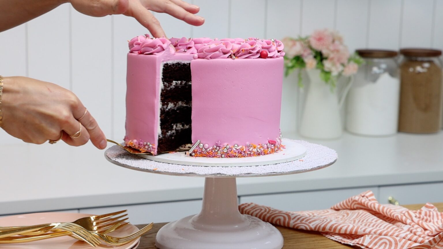 10 Smart Cake Decorating Hacks - British Girl Bakes